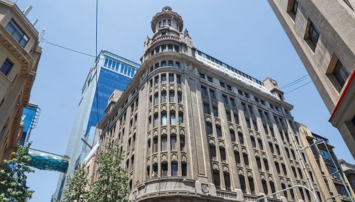 Transformar oficinas en viviendas: edificio del Santander en Santiago Centro bajo la mira ...